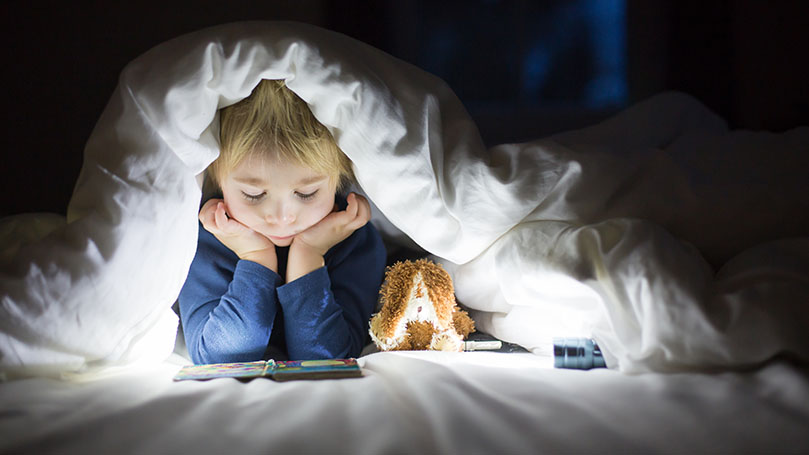 Faktencheck: Schlechte Augen durch Lesen im Dunkeln? - PTAheute