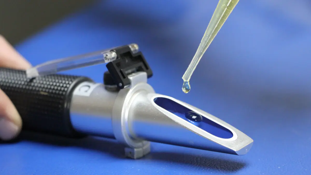 Identitätsprüfung mittels Refraktometer: Bestimmung des Brechungs­index: So geht's - PTAheute