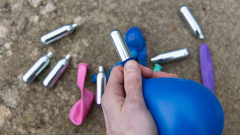Lachgas als Freizeitdroge: ein gefährlicher Hype - PTAheute